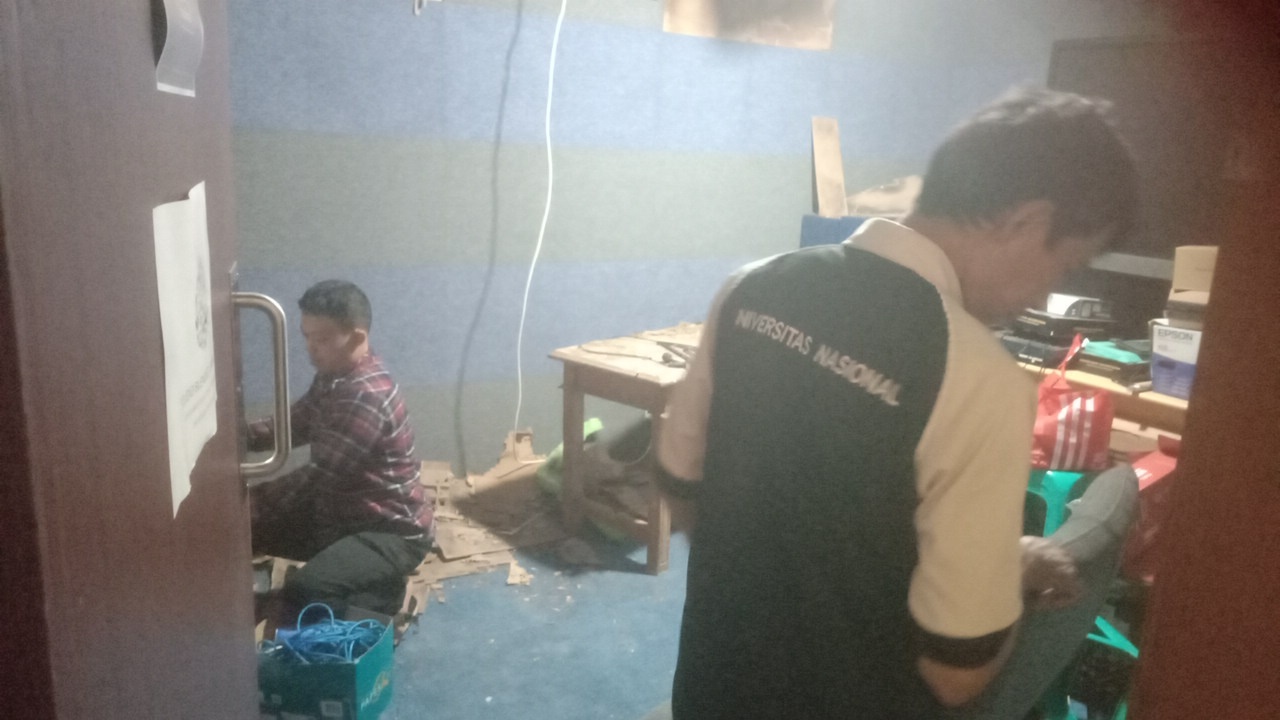 Tim OB UNAS Bantu Pemindahan Barang Studio MPR ke Gedung D Lantai 2 ...