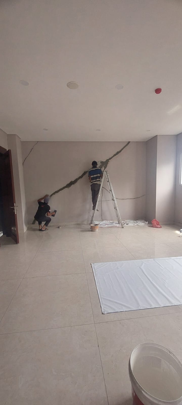 Bagian Rumah Tangga UNAS Perbaiki Dinding Gedung Auditorium yang Retak ...